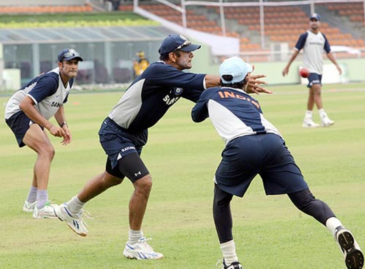 Rahul Dravid and Dinesh Karthik take slip catches | ESPNcricinfo.com