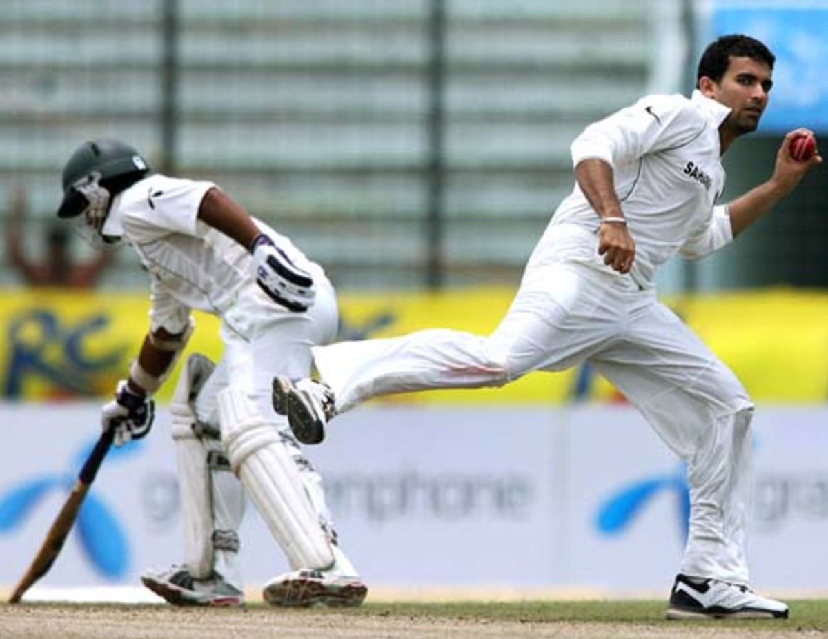 Zaheer Khan fields the ball off his own bowling | ESPNcricinfo.com