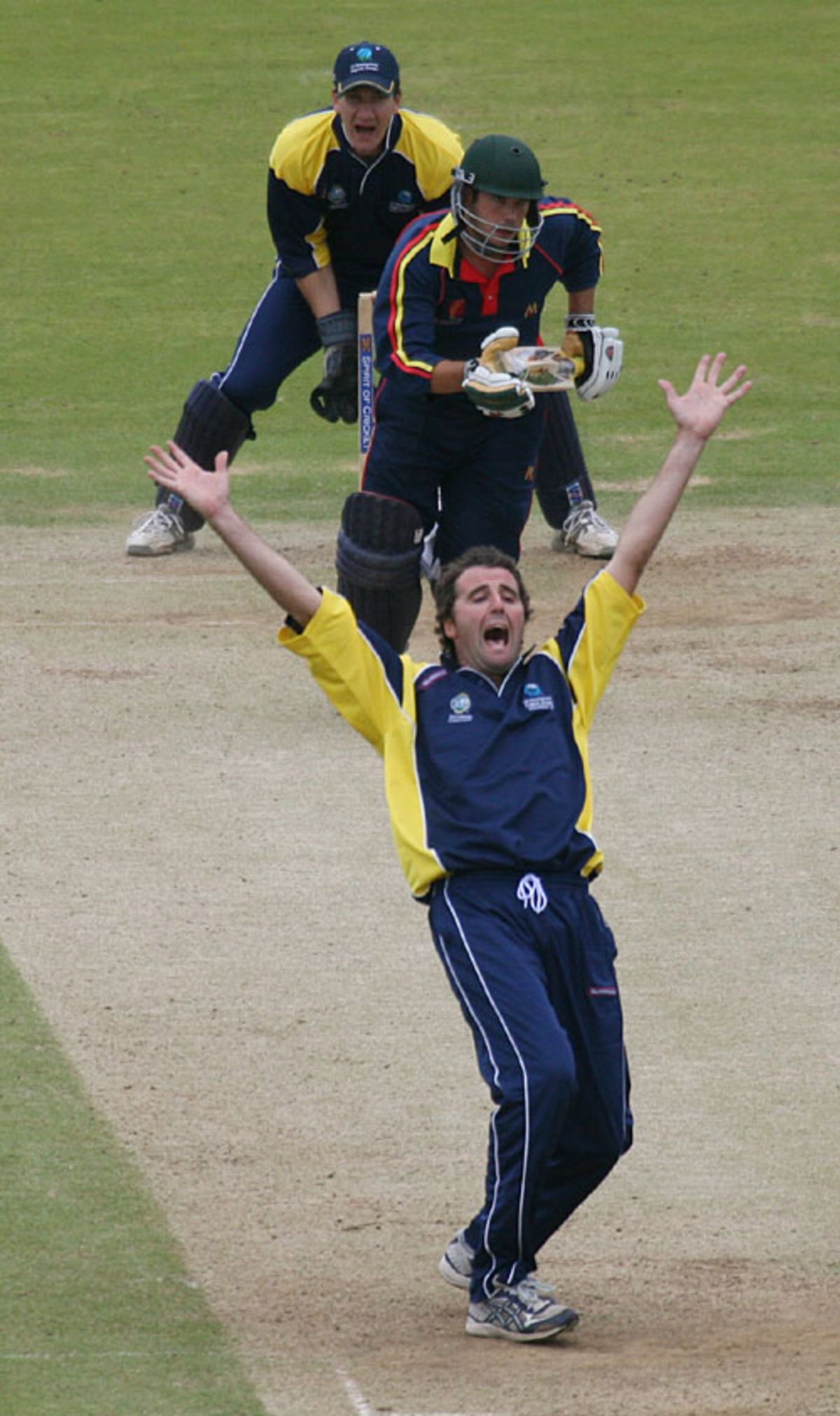 Trent Johnston shies at the stumps but hits Alan Duncan | ESPNcricinfo.com