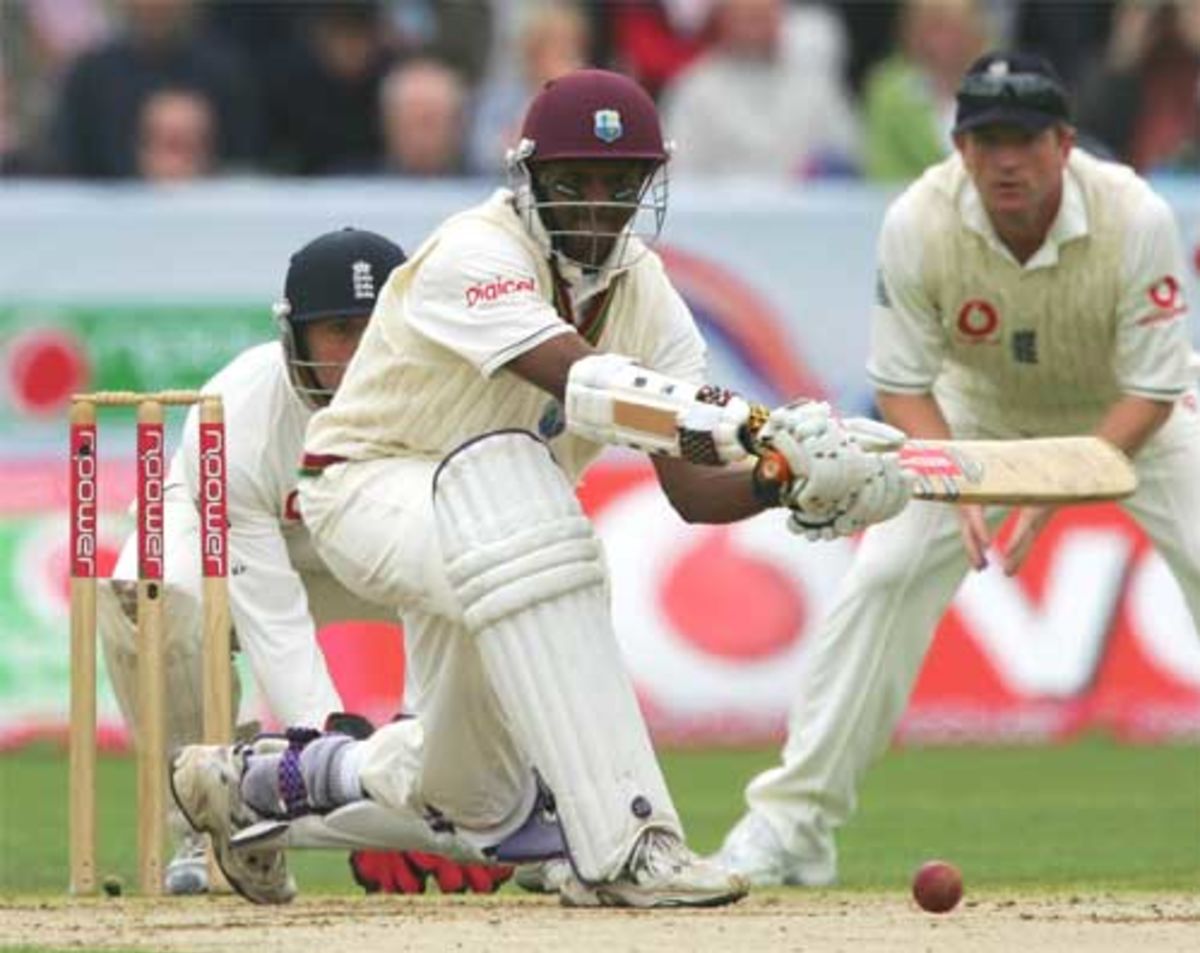 Arms aloft, Shivnarine Chanderpaul celebrates his 16th Test hundred ...
