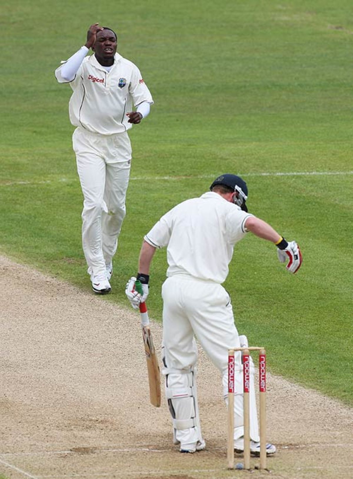 Fidel Edwards grimaces as Paul Collingwood survives | ESPNcricinfo.com
