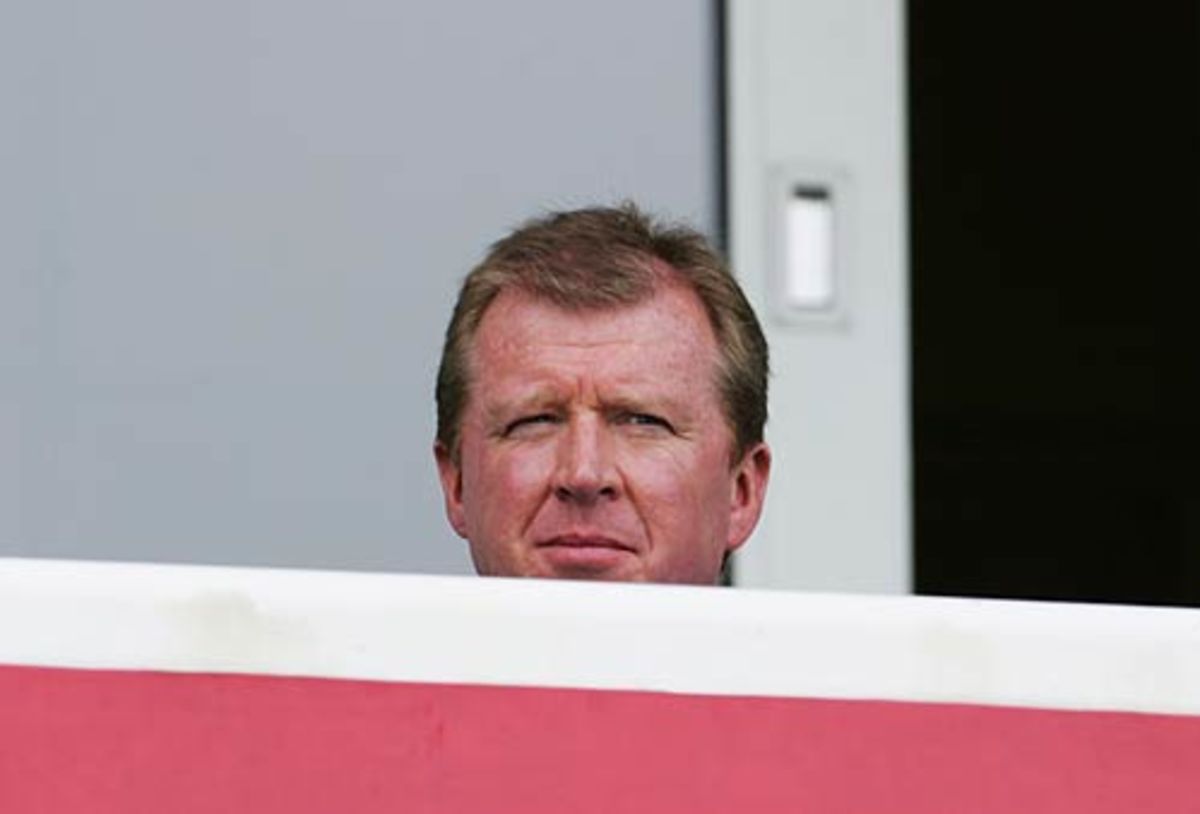 England's football head coach, Steve McClaren, pokes his head above the ...