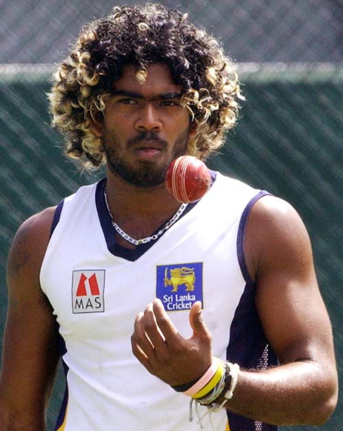 Lasith Malinga gears up to bowl during practice | ESPNcricinfo.com