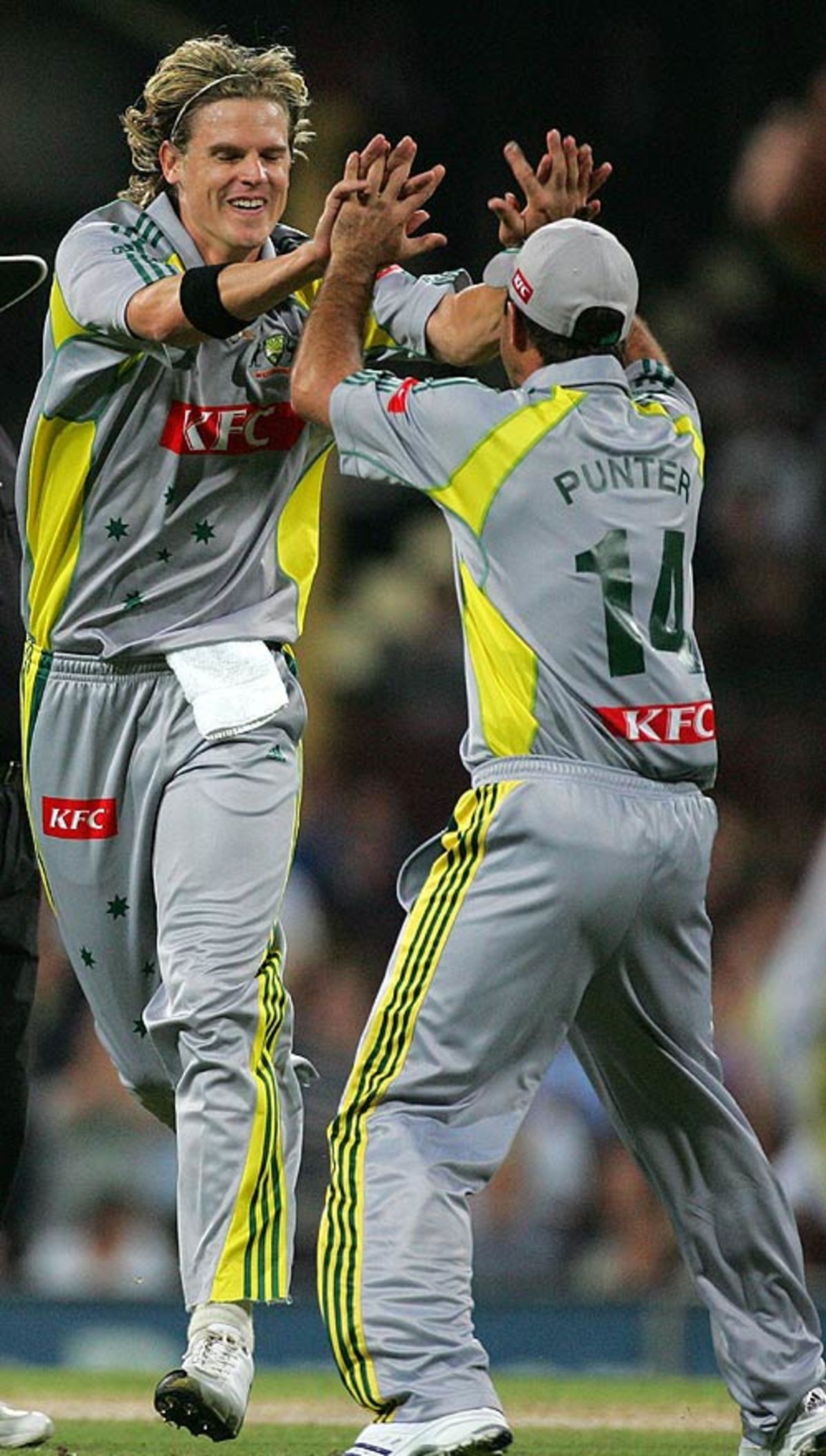 Nathan Bracken and Ricky Ponting celebrate a wicket | ESPNcricinfo.com