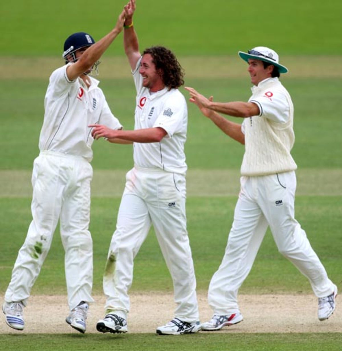 Ryan Sidebottom celebrates the dismissal of Anil Kumble with Alastair ...