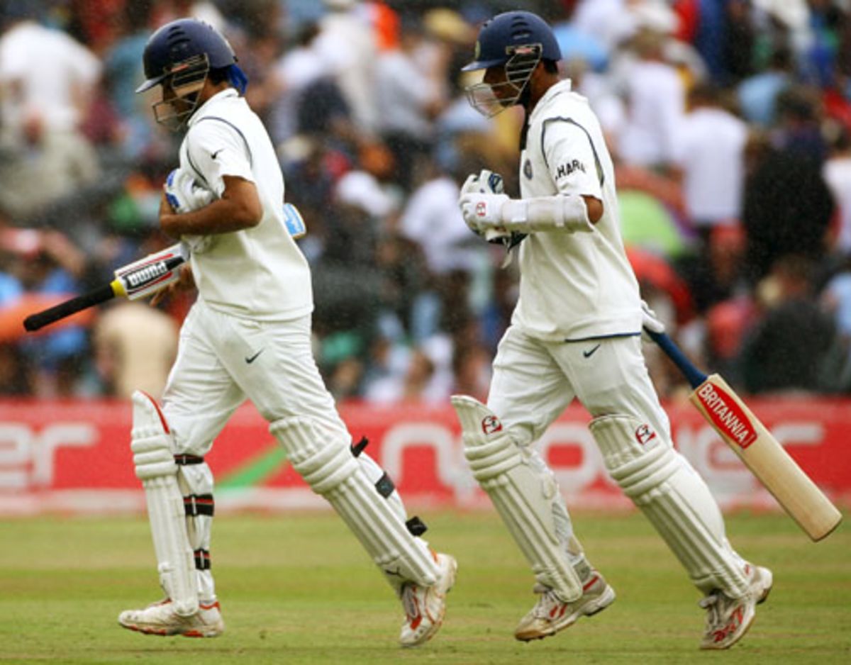 Sourav Ganguly and Rahul Dravid walk off as rain intervenes | ESPNcricinfo.com