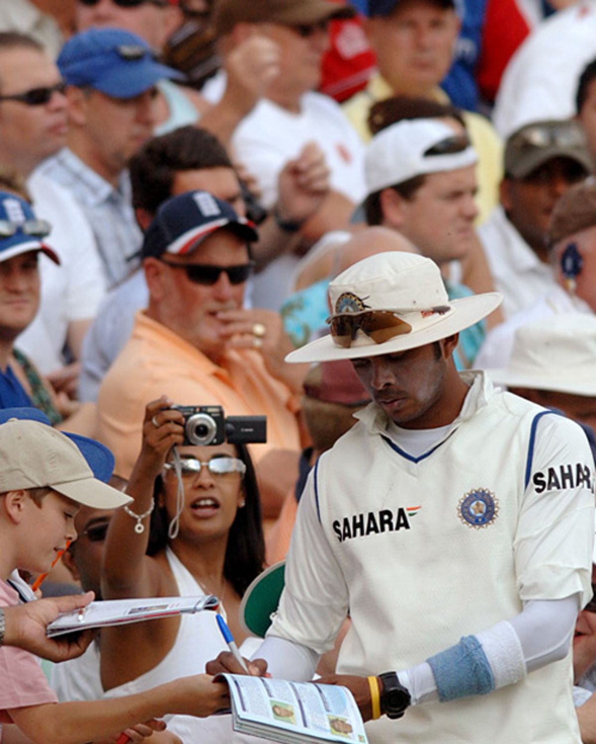 Sreesanth signs autographs at The Oval | ESPNcricinfo.com