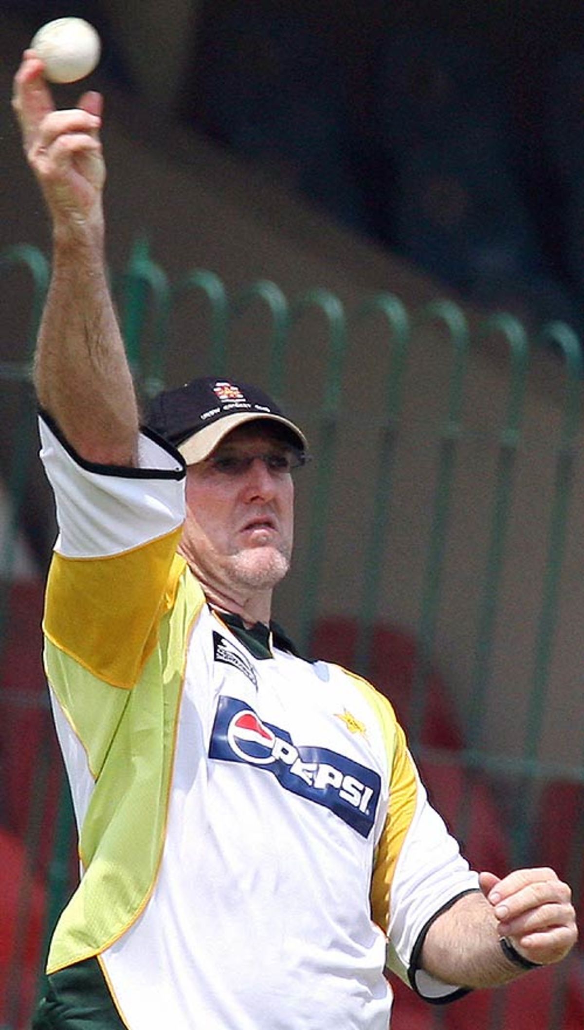 Geoff Lawson issues instructions at a Pakistan training camp ...