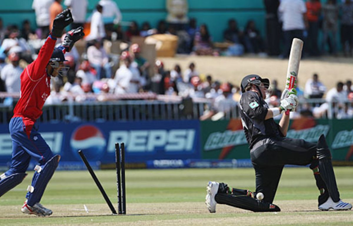 A heave and a miss from Jacob Oram | ESPNcricinfo.com