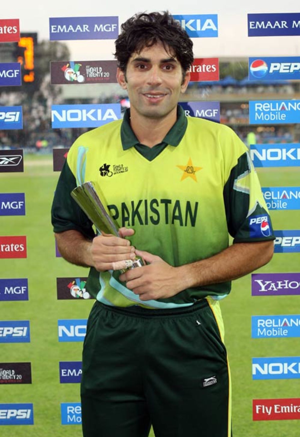 Pakistan players celebrate their six-wicket win over Australia ...