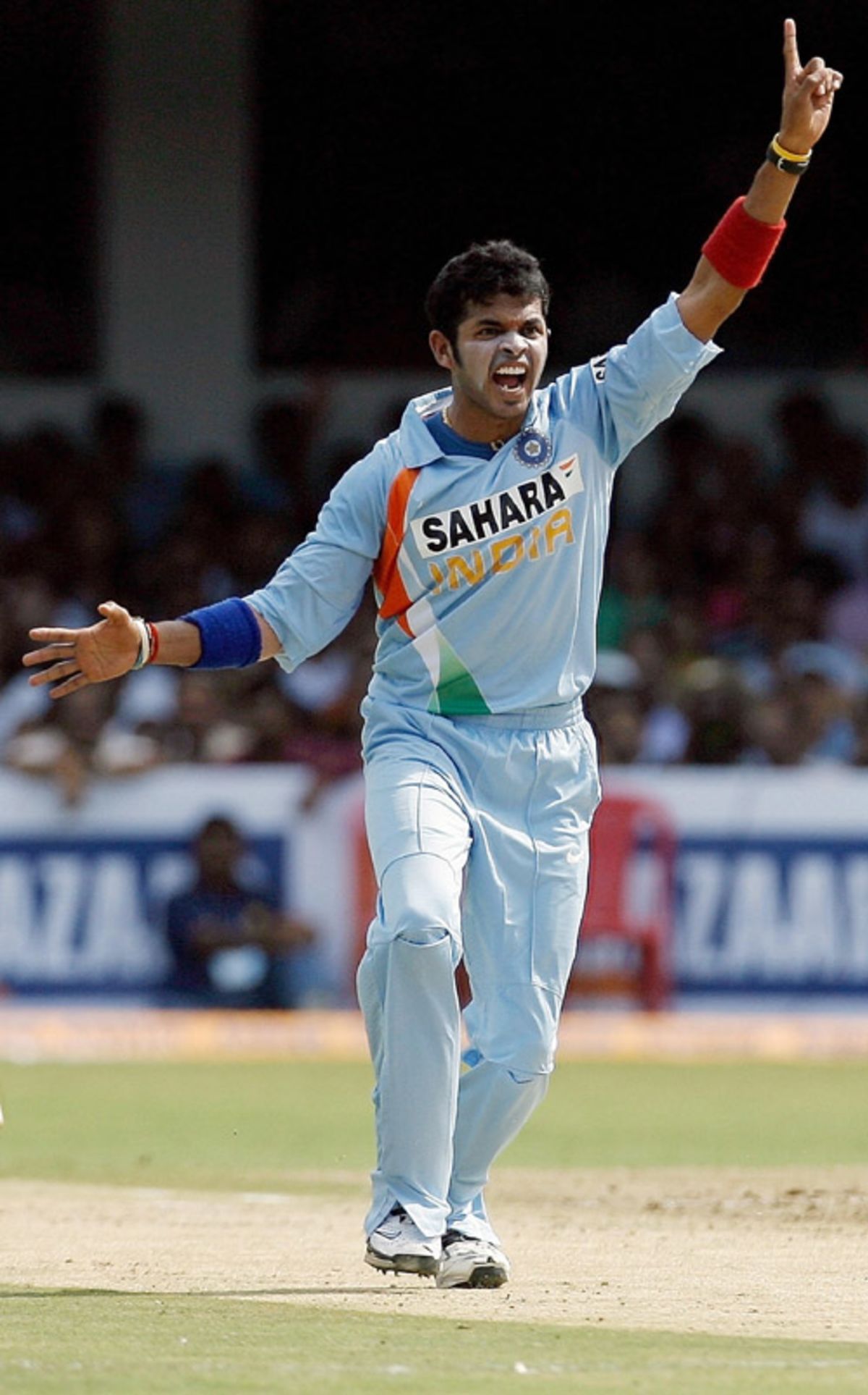 Sreesanth makes a vociferous lbw appeal against Brad Hodge ...