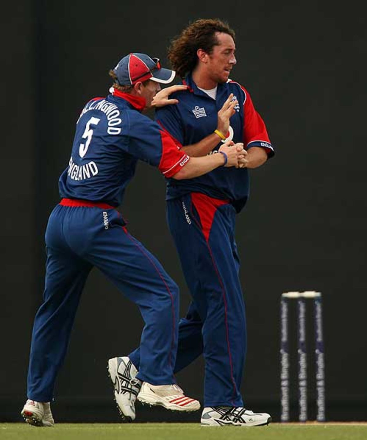 Ryan Sidebottom and Paul Collingwood celebrate the wicket of Sanath ...