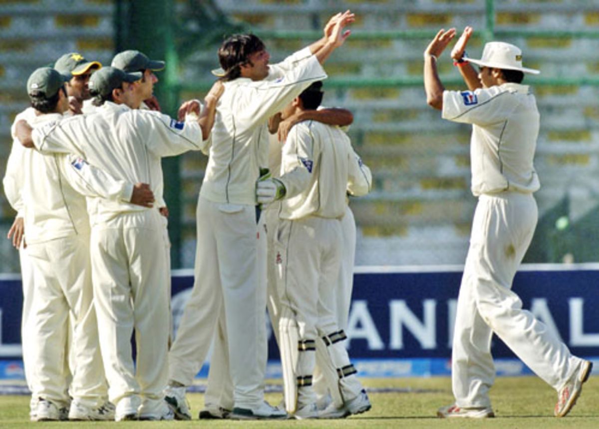The Pakistan team celebrate the fall of Hashim Amla | ESPNcricinfo.com