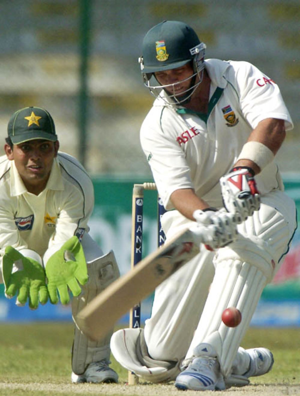 Jacques Kallis keeps his eyes on the ball | ESPNcricinfo.com