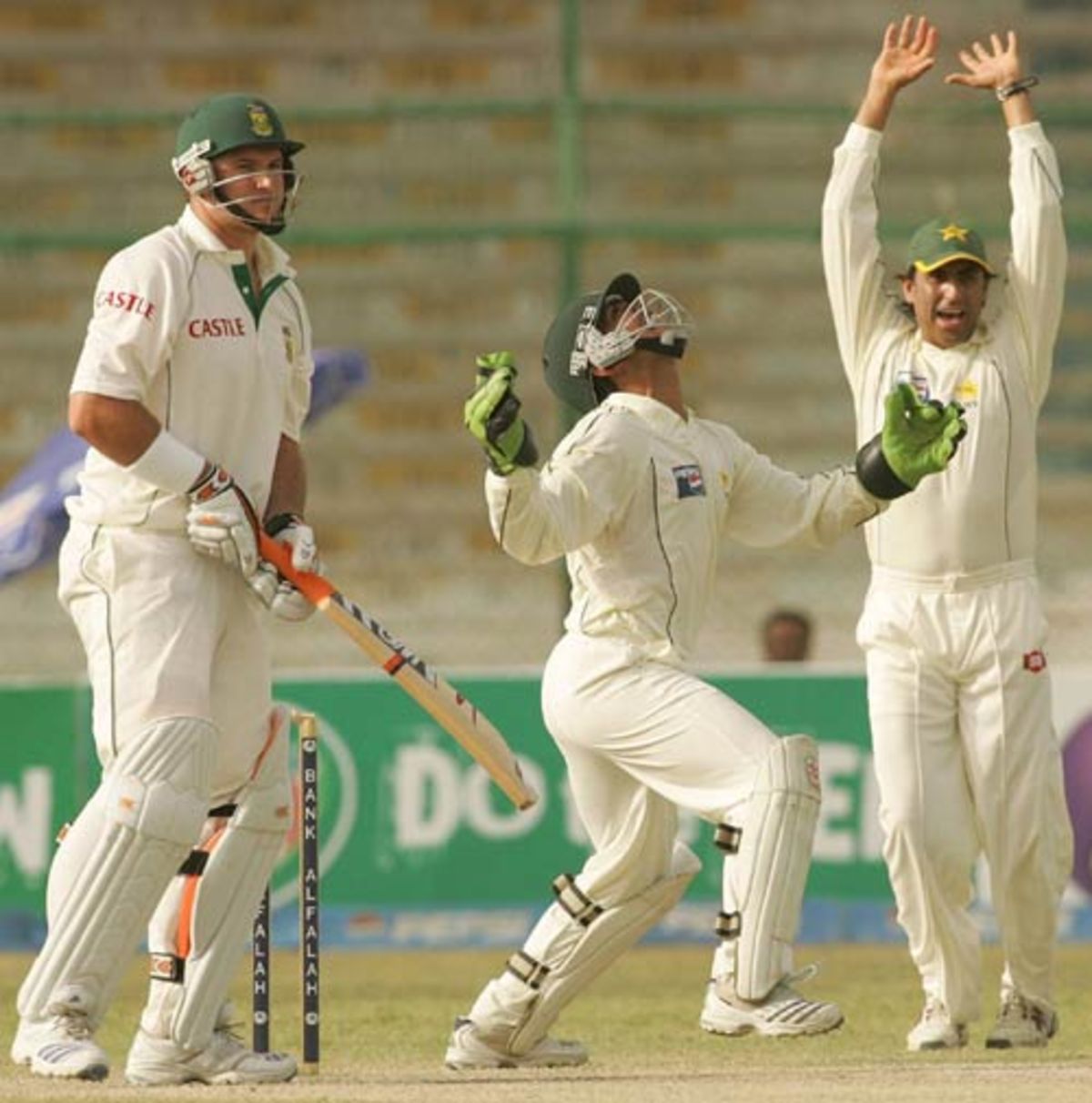 Graeme Smith is caught by Kamran Akmal | ESPNcricinfo.com