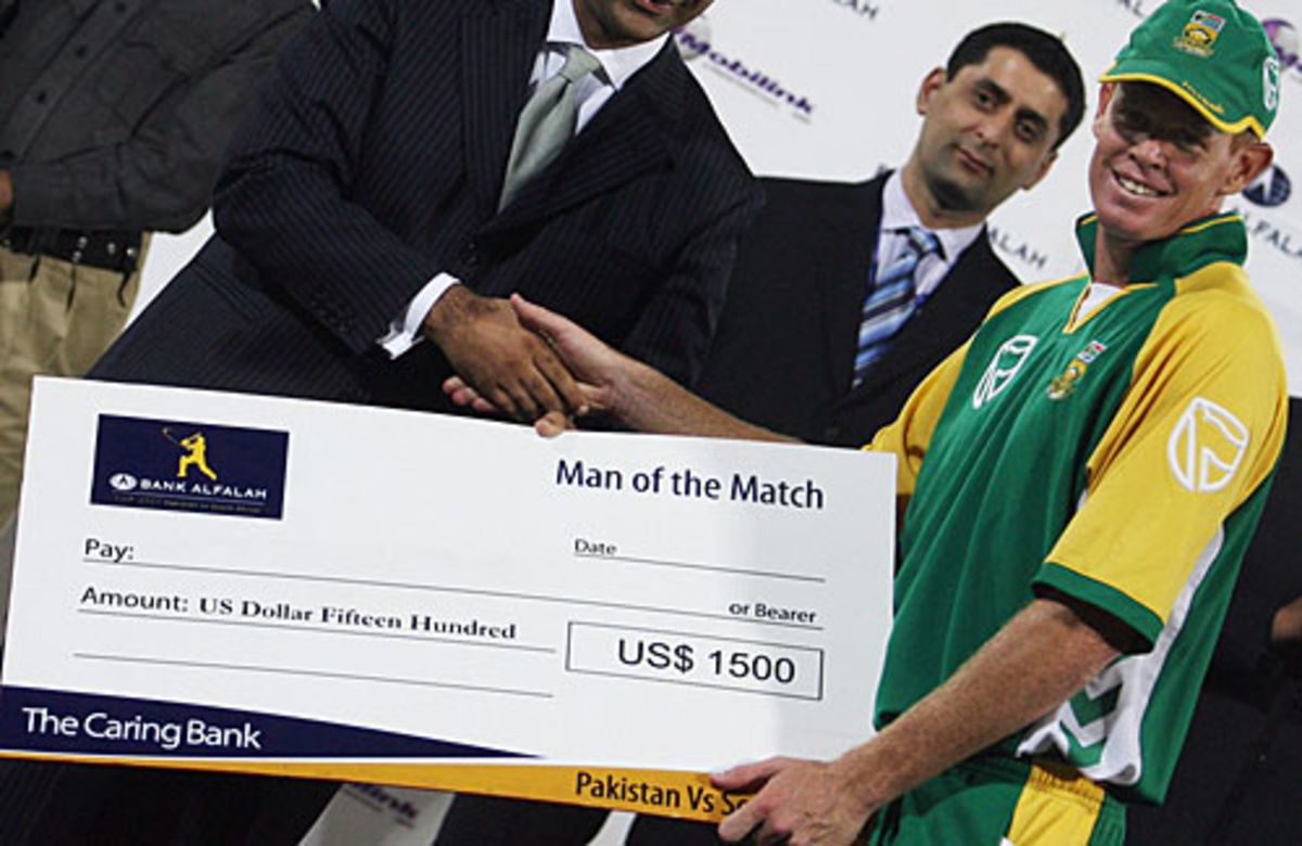 Shaun Pollock poses with his Man-of-the-Match cheque | ESPNcricinfo.com