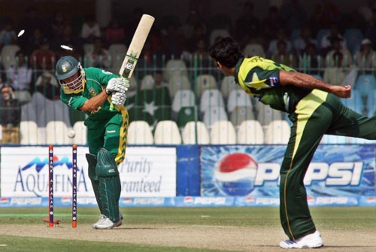 Iftikhar Anjum gets one through Herschelle Gibbs | ESPNcricinfo.com