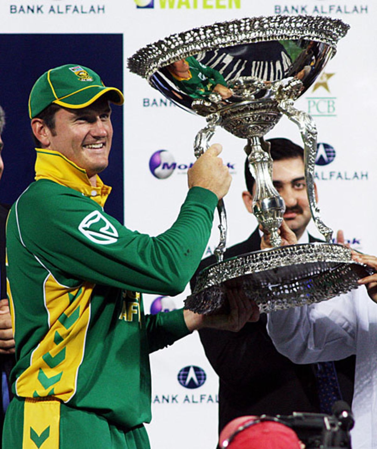 Graeme Smith holds up the winners' trophy | ESPNcricinfo.com