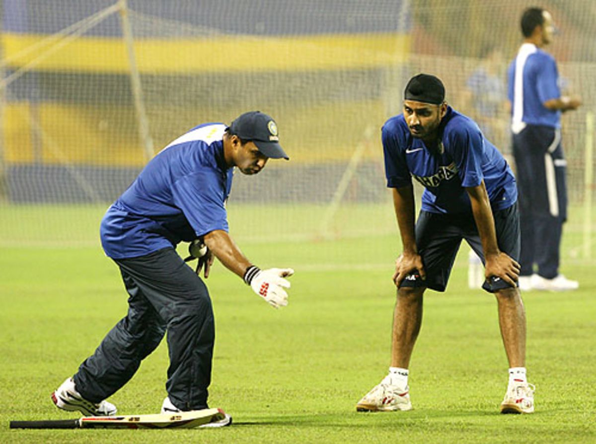 Robin Singh passes on some tips to Harbhajan Singh | ESPNcricinfo.com
