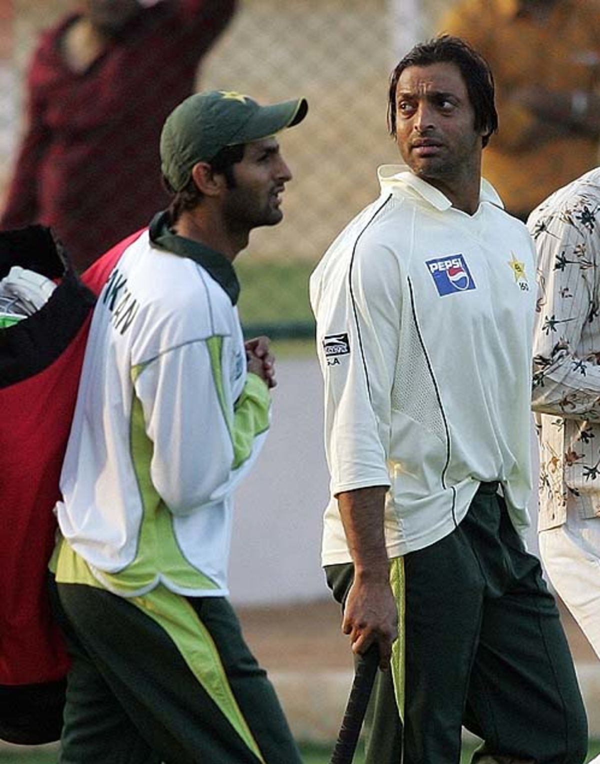 Shoaib Malik and Shoaib Akhtar walk in for practice | ESPNcricinfo.com