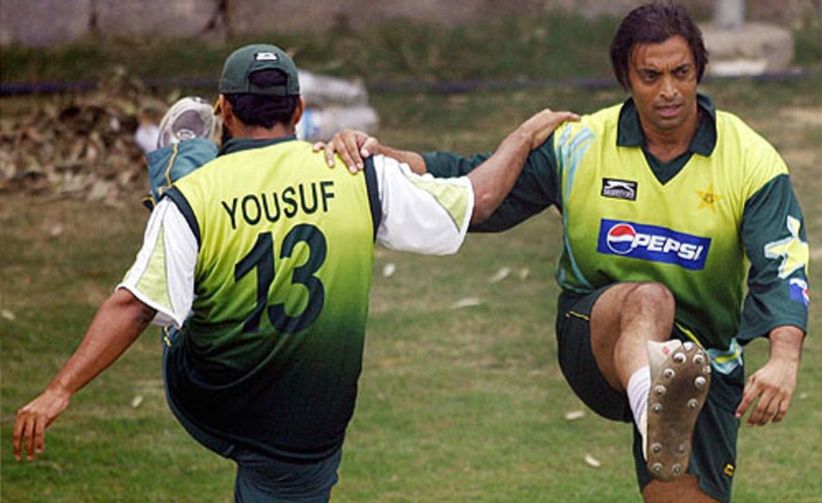 Mohammad Yousuf and Shoaib Akhtar do some stretches | ESPNcricinfo.com