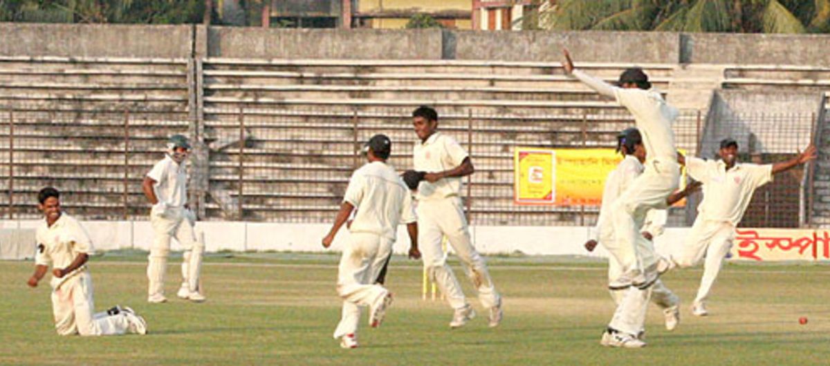 The Rajshahi players rejoice after their win over Dhaka | ESPNcricinfo.com
