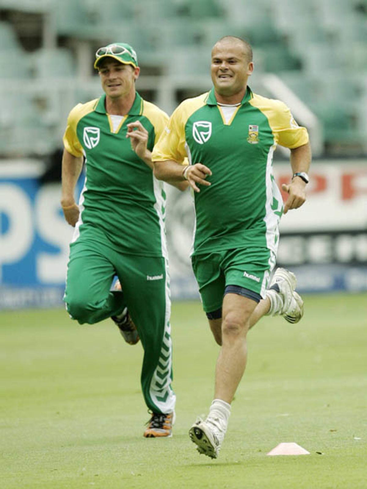 Makhaya Ntini and Vernon Philander do the rounds | ESPNcricinfo.com