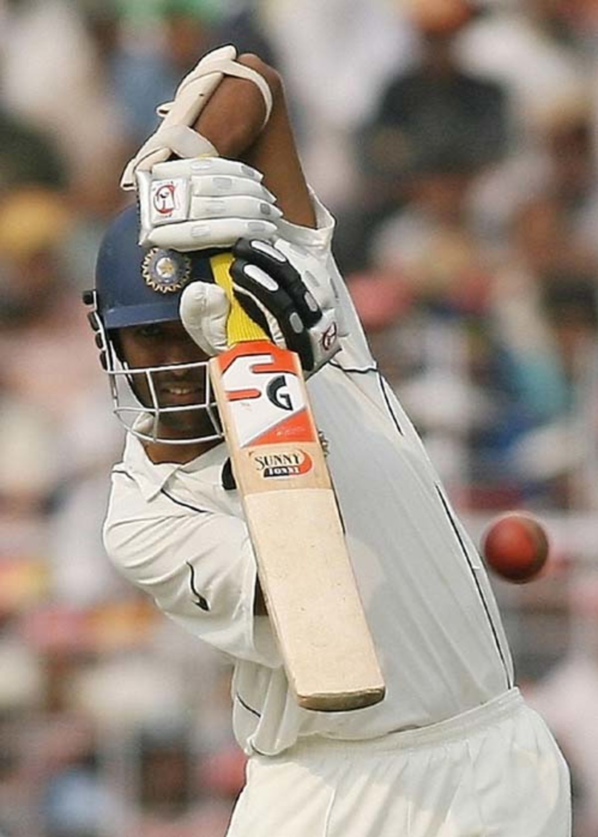 Wasim Jaffer acknowledges the applause after reaching his fifth Test ...