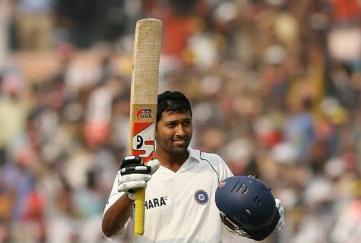 Wasim Jaffer acknowledges the applause after reaching his fifth Test ...