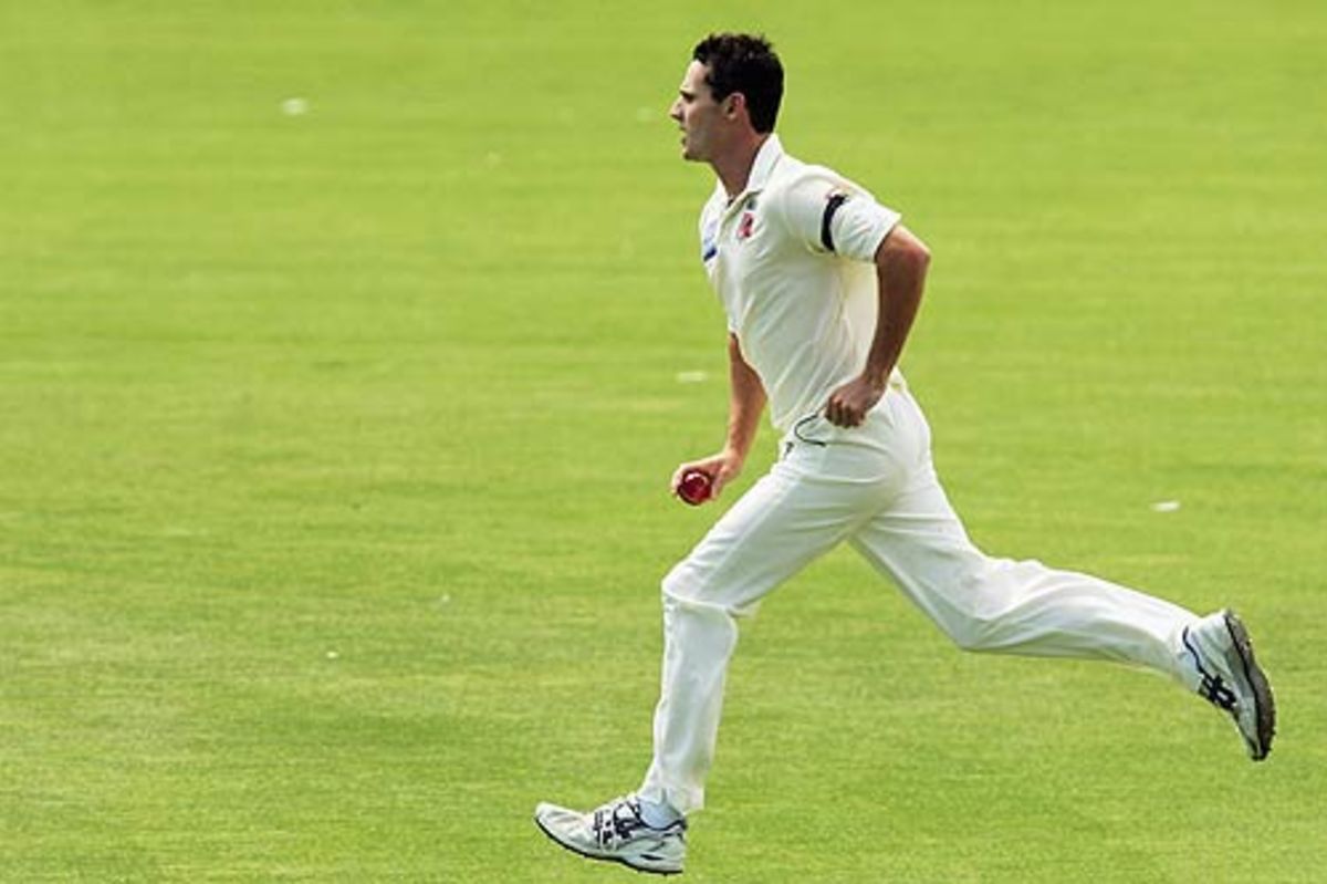 Shaun Tait runs in to bowl | ESPNcricinfo.com