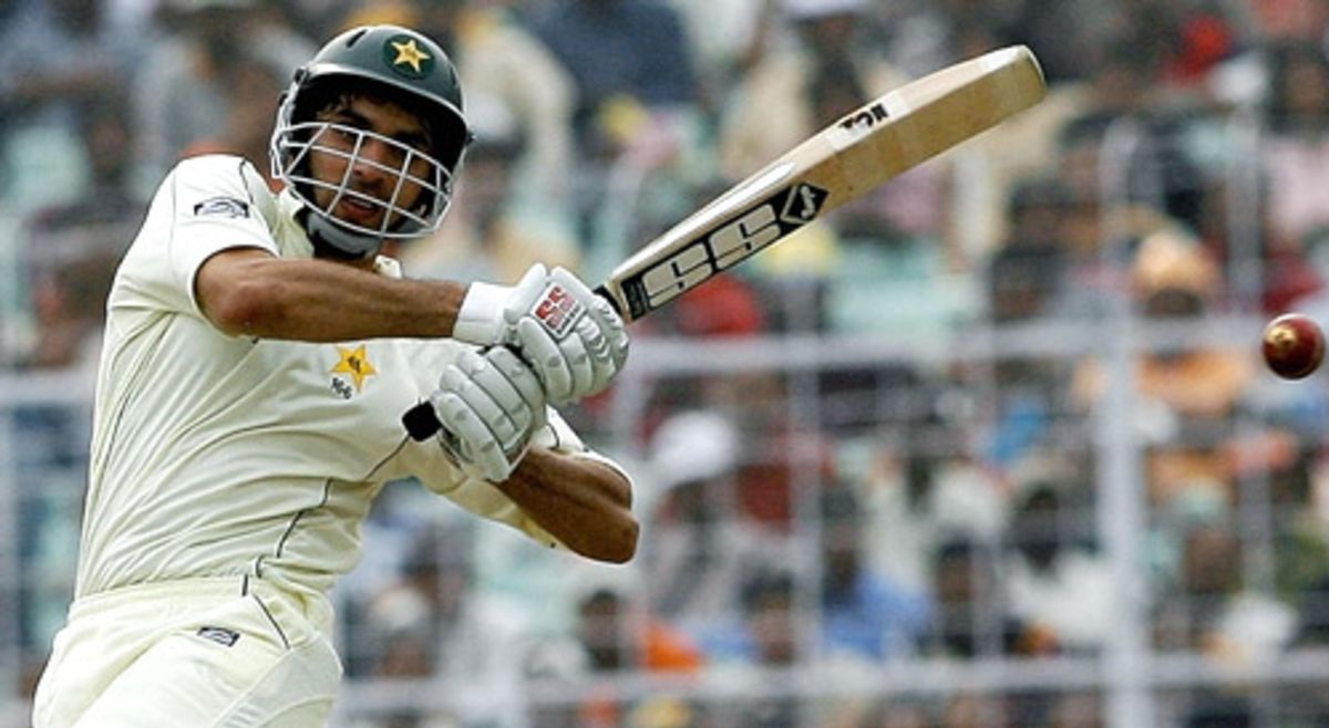 Kamran Akmal Congratulates Misbah Ul Haq After He Reached His Maiden