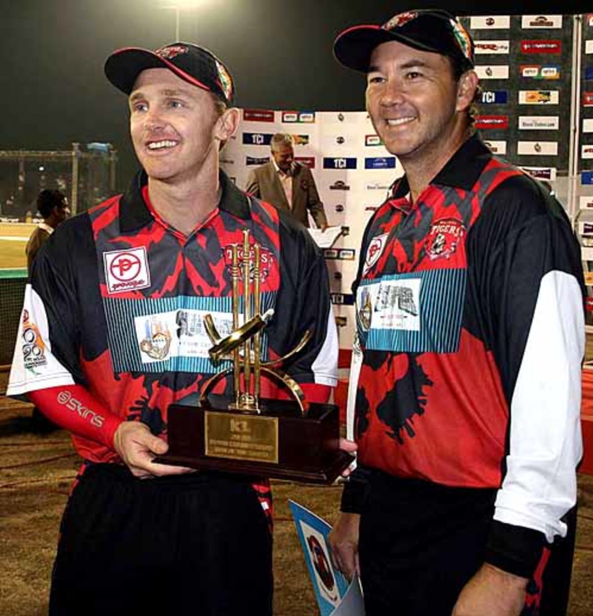 Darren Maddy poses with his Man-of-the-Match award alongside Craig ...
