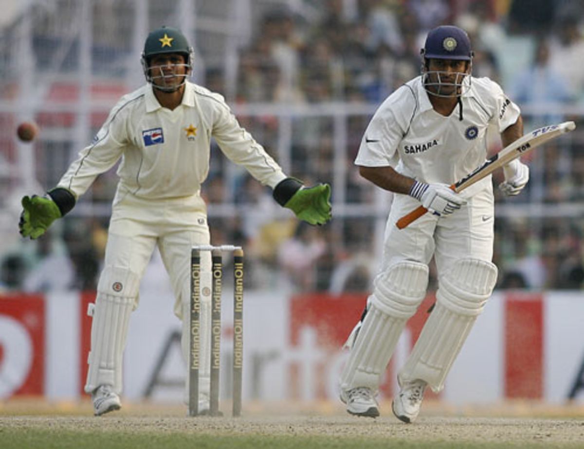 Mahendra Singh Dhoni sets off for a run | ESPNcricinfo.com