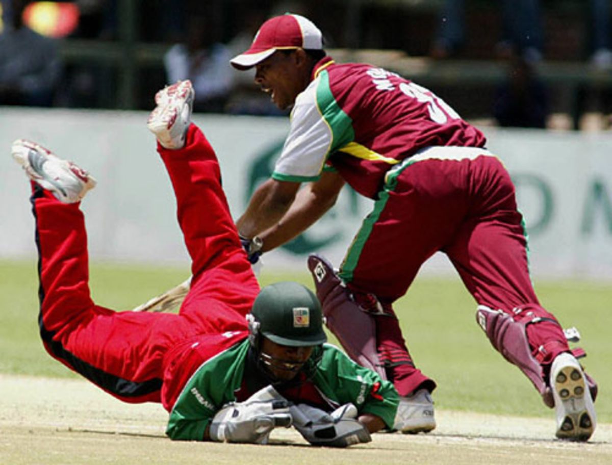 Runako Morton sweeps for four past Tatenda Taibu | ESPNcricinfo.com