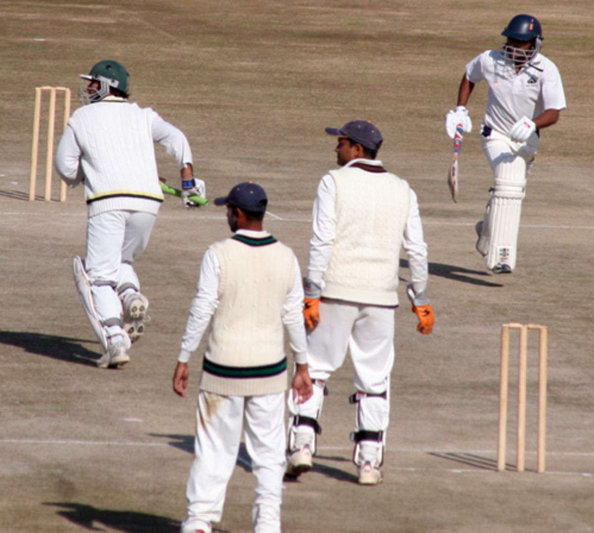 Adam Gilchrist poses with his youngest child Archie | ESPNcricinfo.com