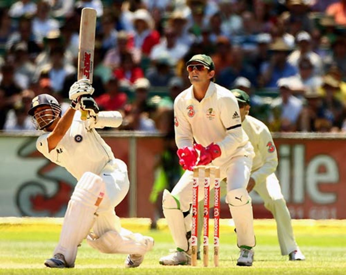 Sachin Tendulkar takes on Brad Hogg with a loft over long-on ...