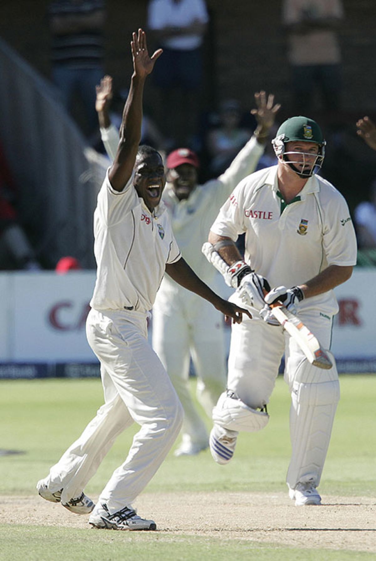 Jerome Taylor successfully appeals for an lbw decision against Graeme ...