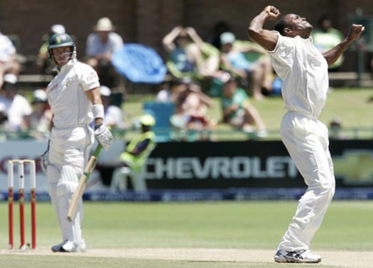 Daren Powell traps Herschelle Gibbs in front | ESPNcricinfo.com