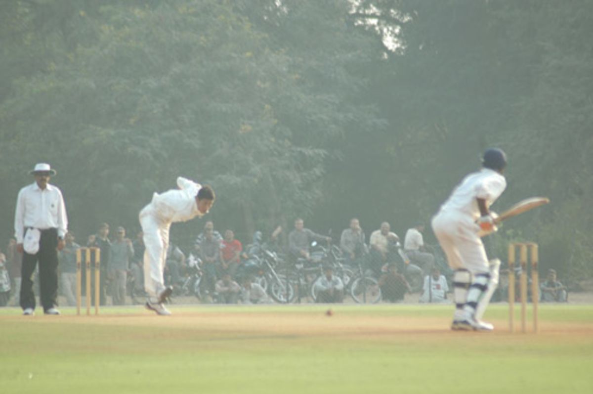 Sudeep Tyagi in his delivery stride | ESPNcricinfo.com