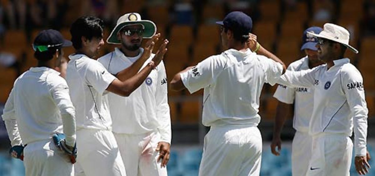 RP Singh and his team-mates celebrate a strike | ESPNcricinfo.com