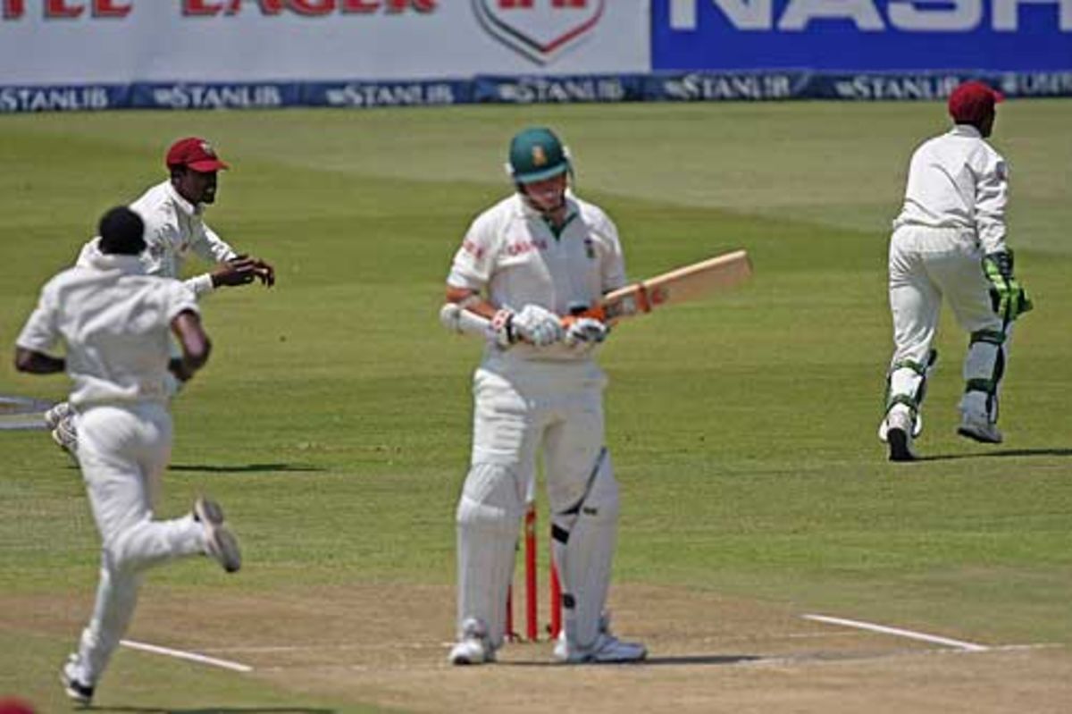 Dwayne Bravo takes a sharp chance at silly mid-off to dismiss Hashim ...