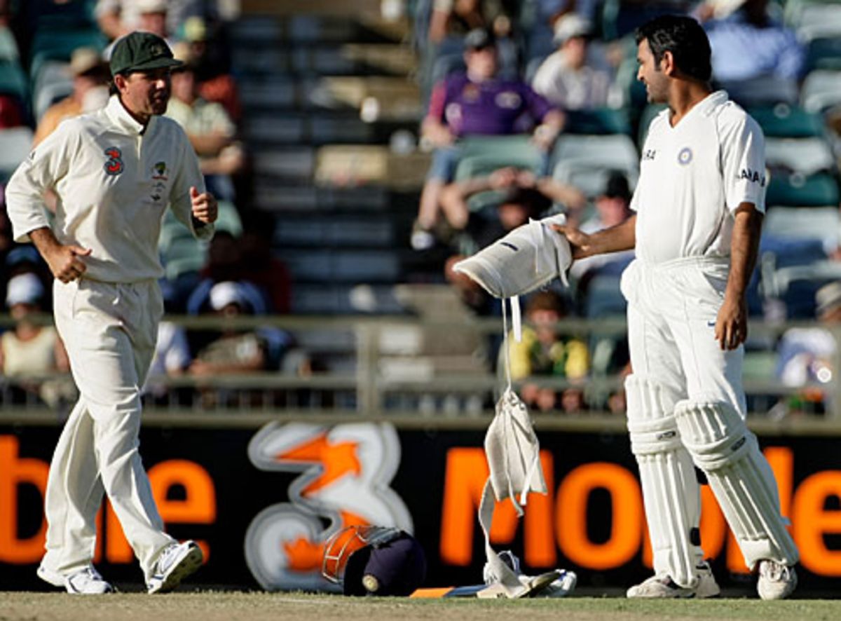 Got a spare? Mahendra Singh Dhoni shows Ricky Ponting his thigh pad which needs replacing ...