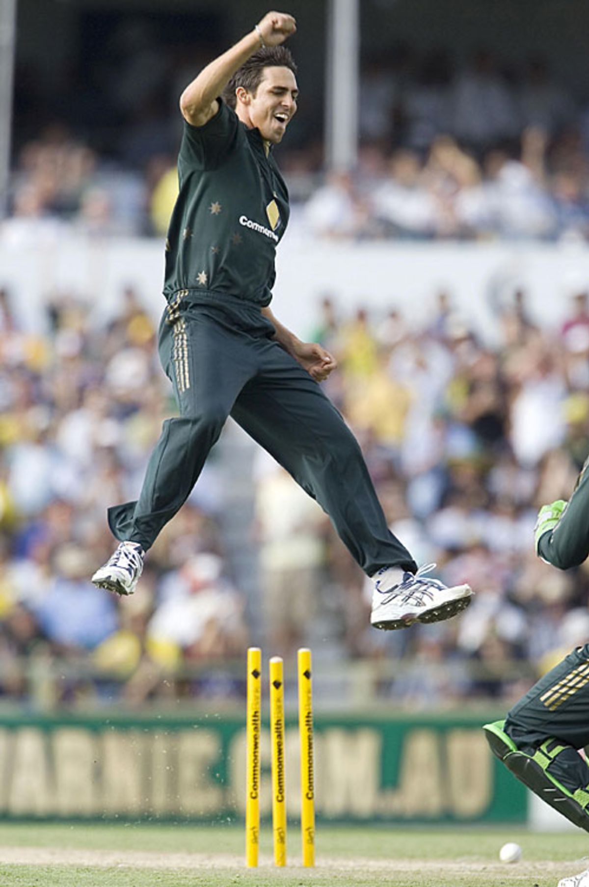 Mitchell Johnson celebrates after removing Tillakaratne Dilshan for 11 ...