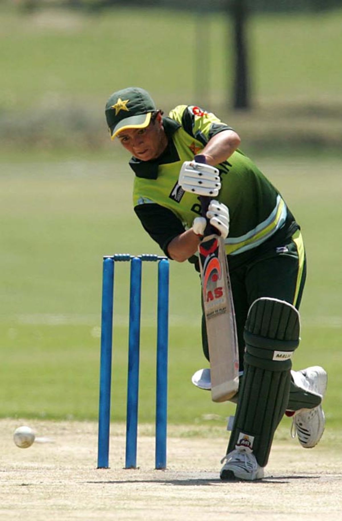 Isobel Joyce drives on her way to 70 | ESPNcricinfo.com