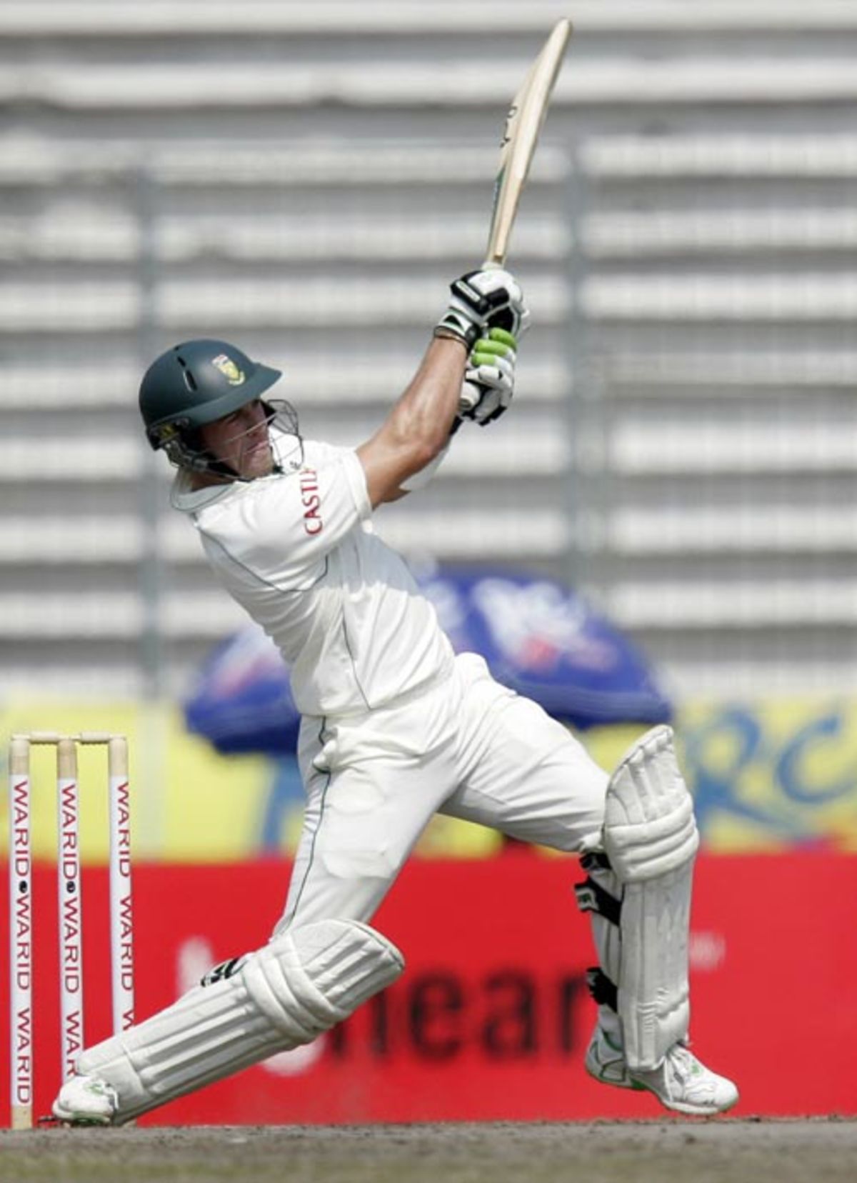 An airborne Jesse Ryder tries to save a boundary | ESPNcricinfo.com