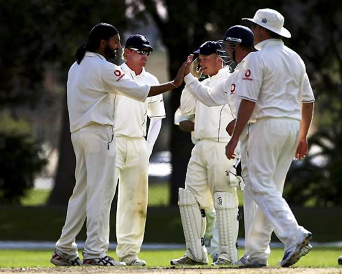 Monty Panesar and the rest celebrate the wicket of Peter Fulton ...