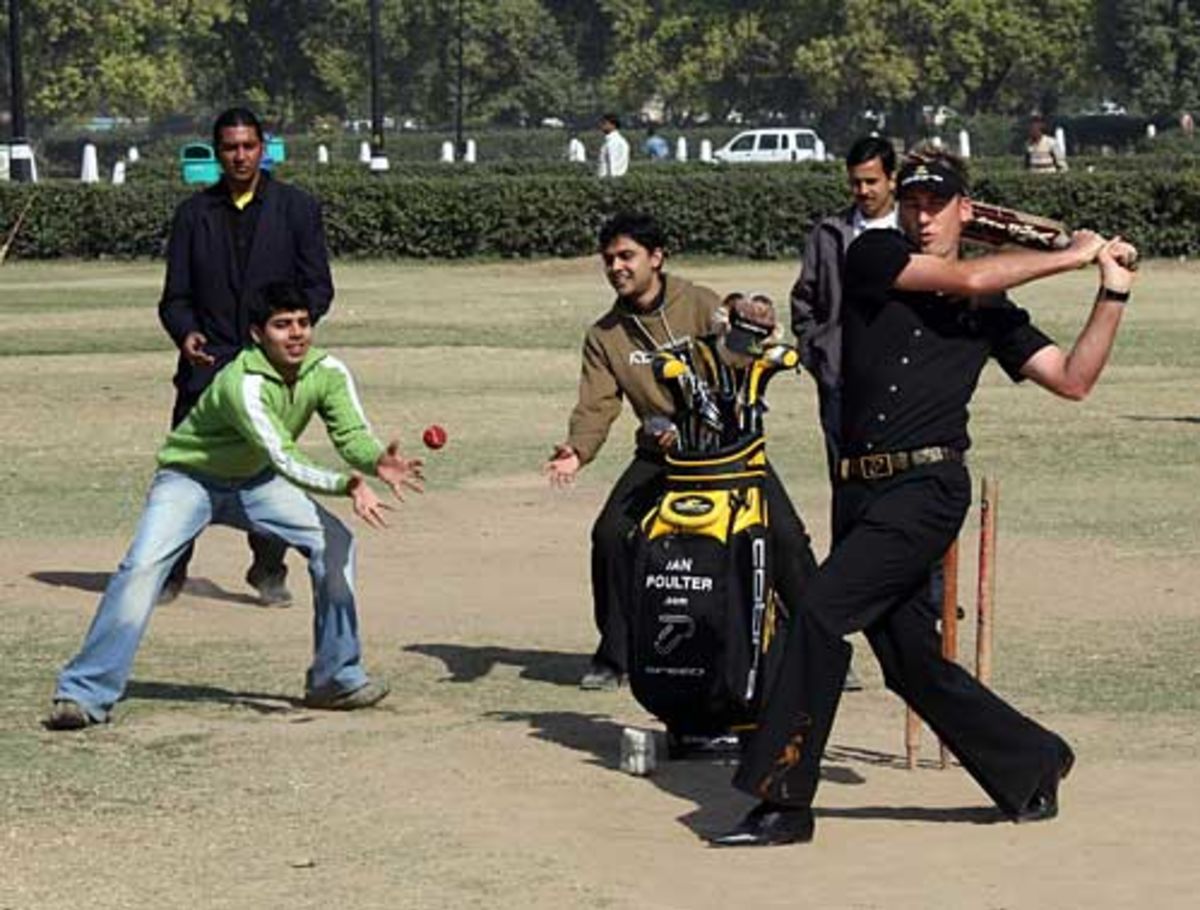 English golfer Ian Poulter tries his hand at cricket | ESPNcricinfo.com