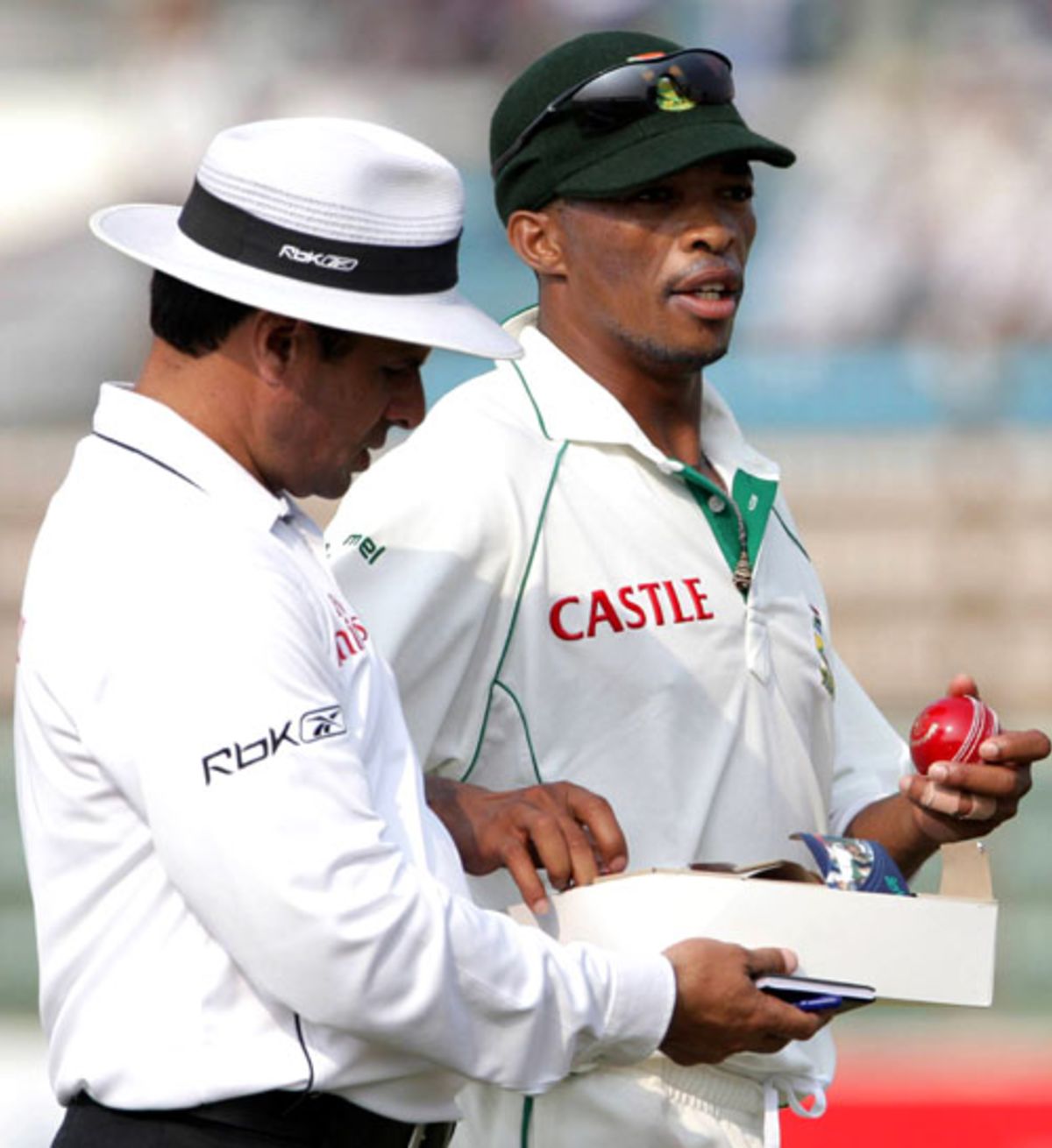 Sybrand Engelbrecht takes flight to hold on to a sensational catch ...