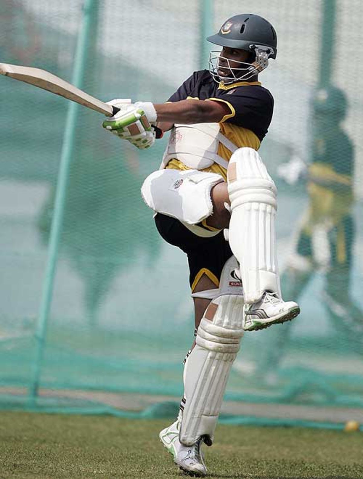 Dhiman Ghosh dives during practice | ESPNcricinfo.com