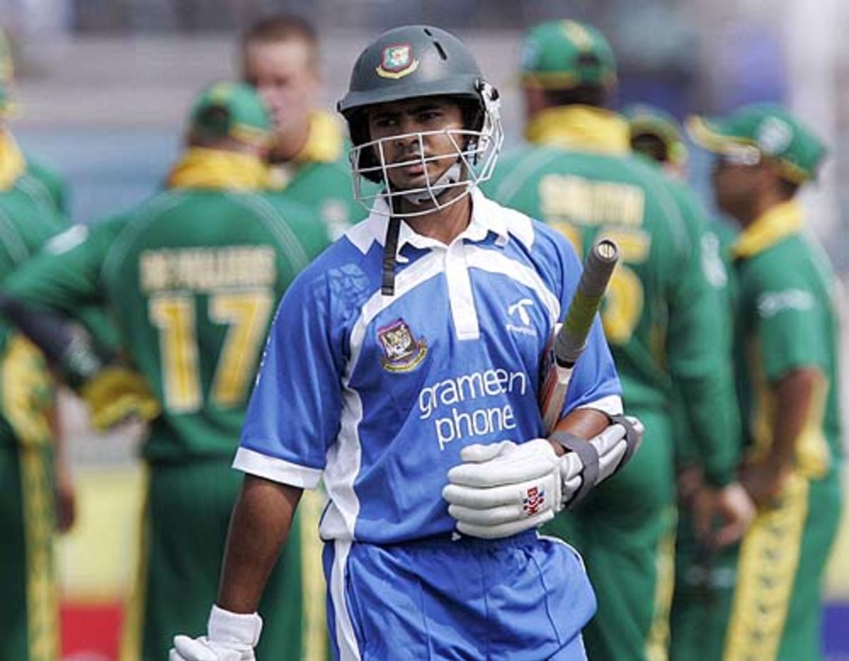 A dejected Nazimuddin walks back to the pavilion | ESPNcricinfo.com